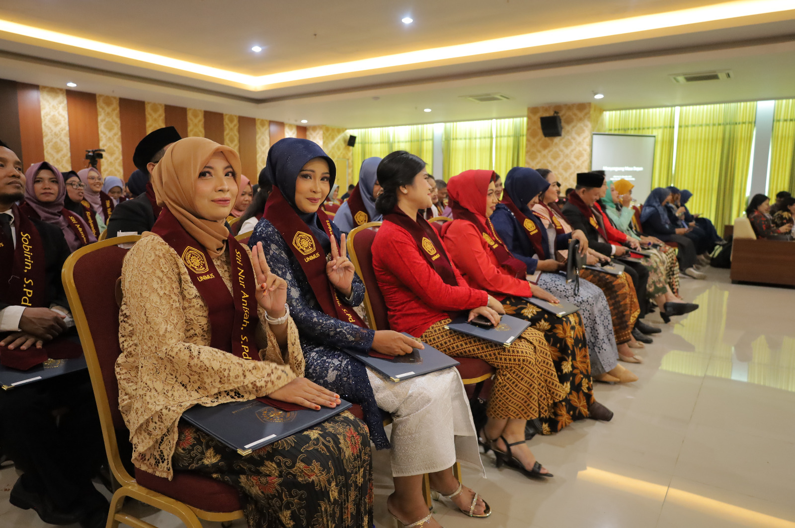 Pelepasan Wisudawan dan Sumpah Profesi Guru FIPH UNIMUS - Universitas ...